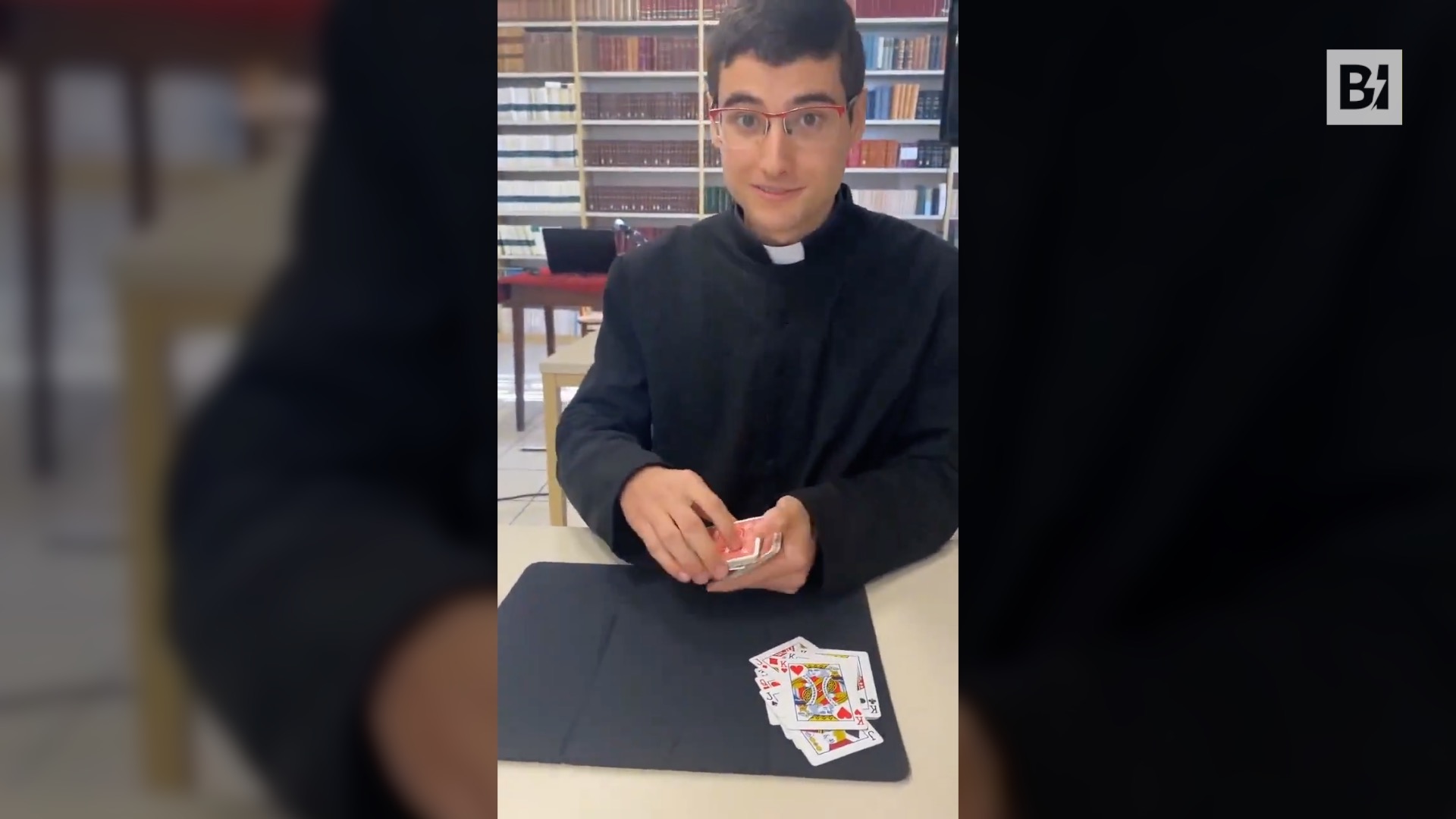 Il prete che racconta la vita di Gesù con un gioco d'azzardo - Bake News