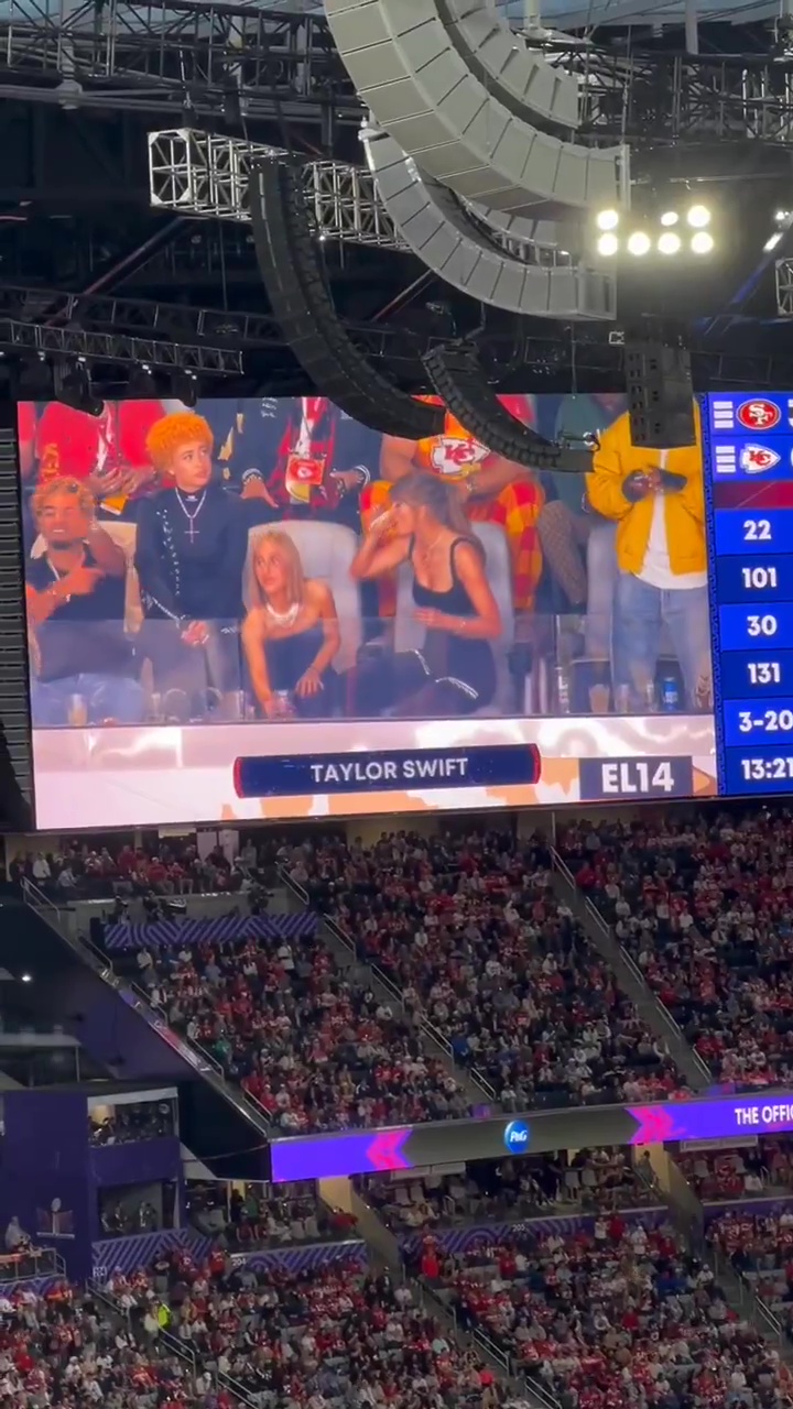 Super Bowl 2024, Taylor Swift trinkt ein Bier: Stadion in Aufruhr