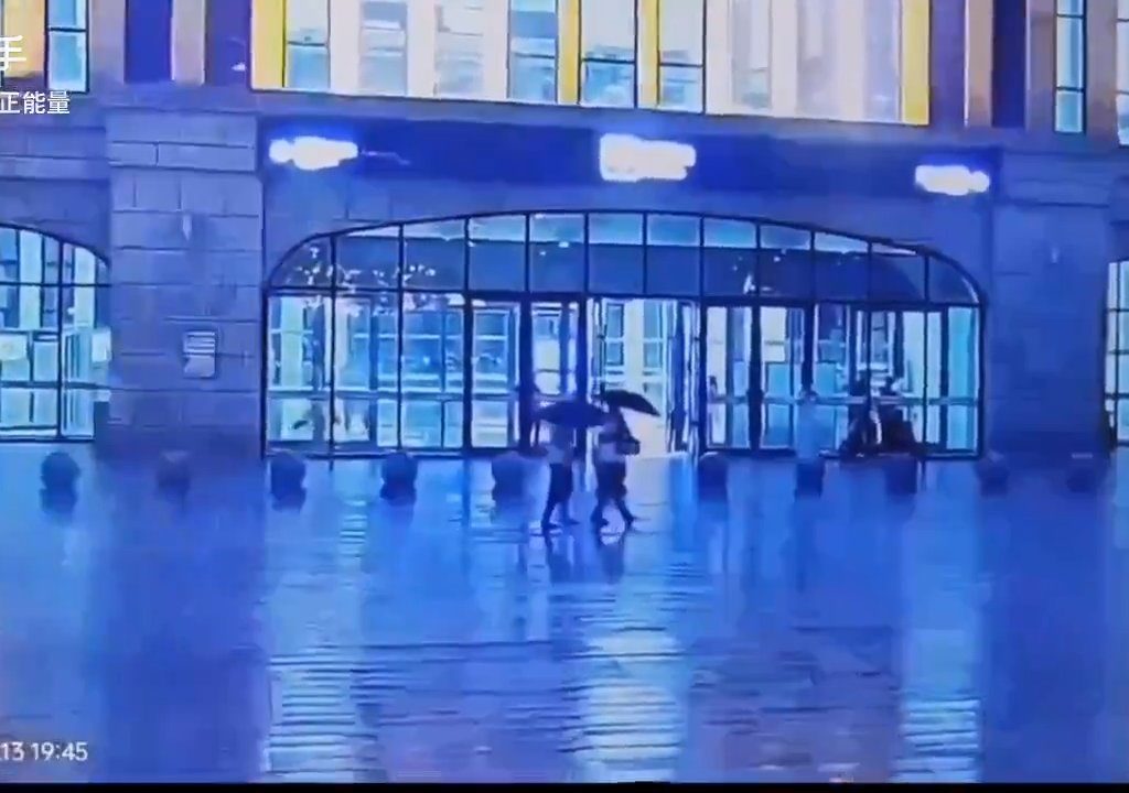 Kamera zeichnet auf, wie ein Blitz zwei Menschen unter einem ...