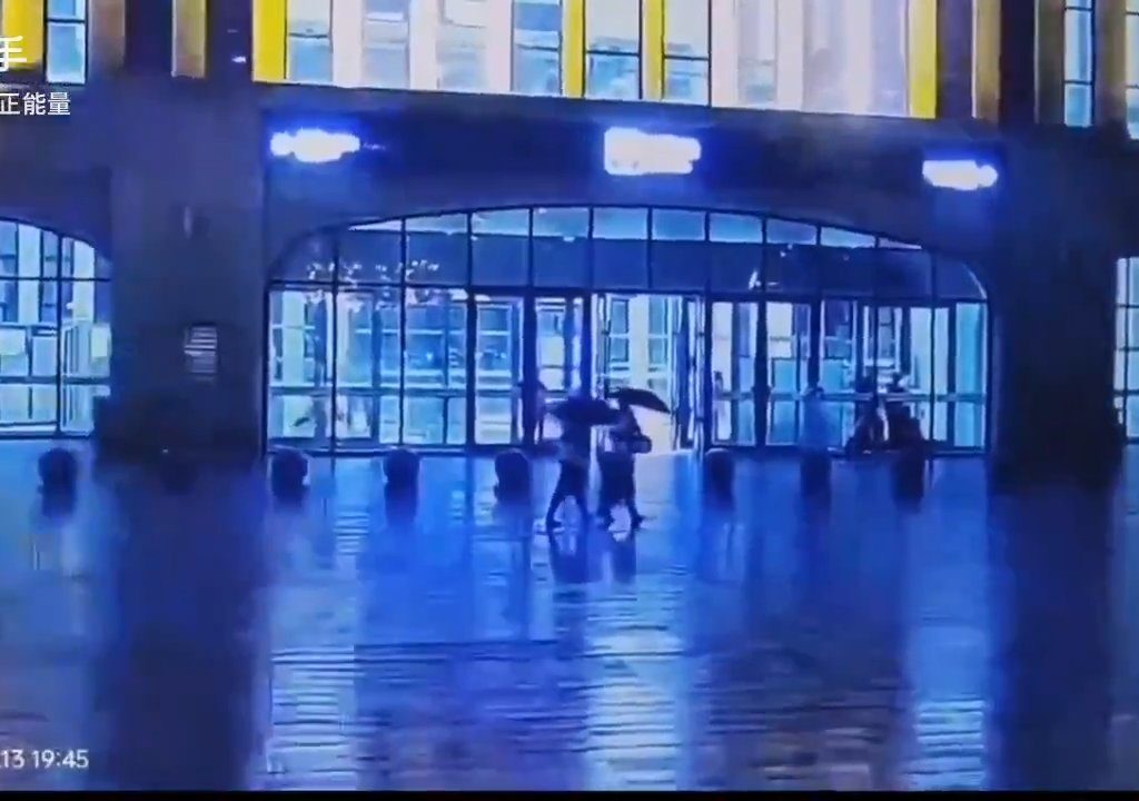 Kamera zeichnet auf, wie ein Blitz zwei Menschen unter einem ...