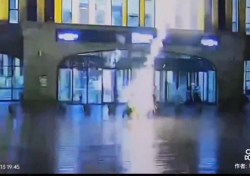 Kamera zeichnet auf, wie ein Blitz zwei Menschen unter einem ...