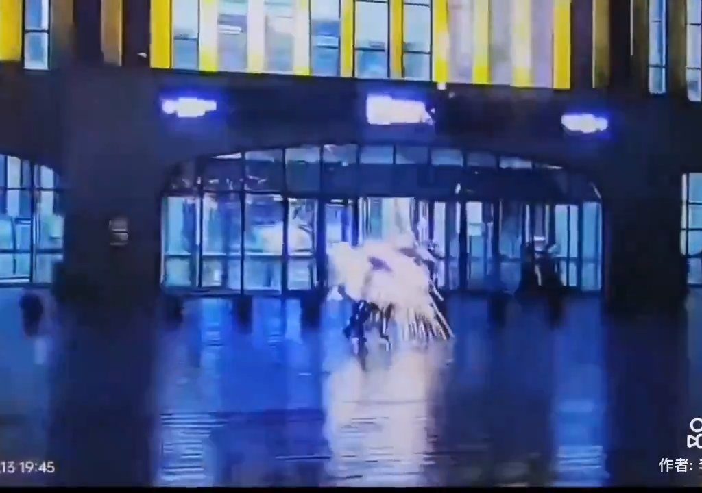 Kamera zeichnet auf, wie ein Blitz zwei Menschen unter einem ...