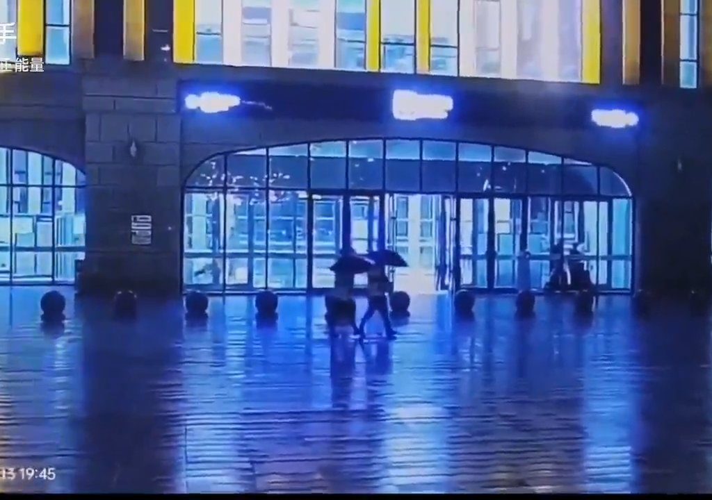 Kamera zeichnet auf, wie ein Blitz zwei Menschen unter einem ...