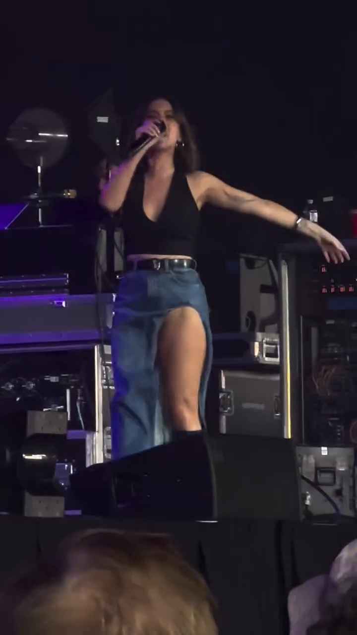 Gaffe sul palco per Maren Morris, canta senza mutandine e il suo video ...